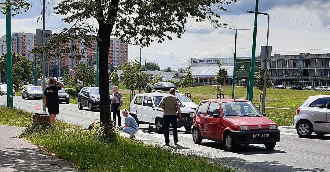 Potrącenie na przejściu dla pieszych w Tychach. Mężczyzna trafił do szpitala